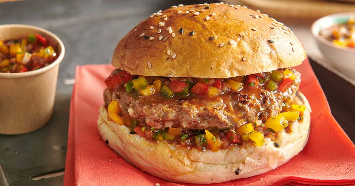 Pljeskavica with paprika salsa in a buttered bun | Recipe | Kikkoman