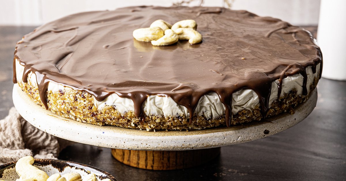 Vegan cashew “cheesecake“ with caramel-chocolate sauce | Recipe | Kikkoman