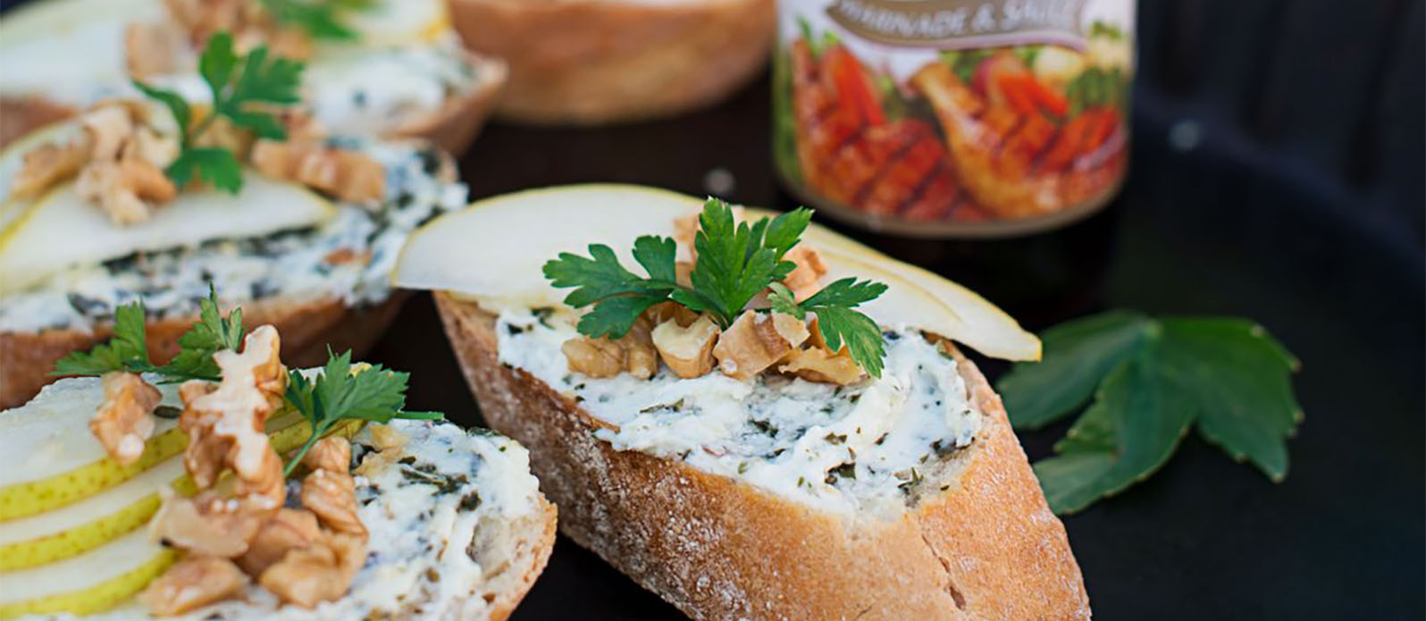 Bruschetta with goats cheese, pesto and pears | Recipe | Kikkoman